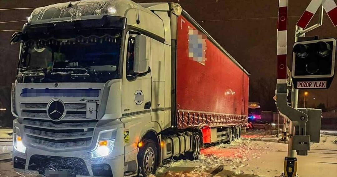 Kamión uviazol na železničnom priecestí: Zrážka s vlakom hrozila - TA1